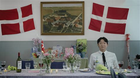 [리뷰] ‘조용한 이주 마을에 불시착한 운석처럼 경계인의 기묘한 위치를 그린다