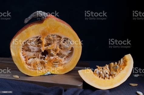 부엌에서 나무 도마에 어두운 검은 배경에 호박 작물의 못생긴 잘 익은 조각 0명에 대한 스톡 사진 및 기타 이미지 0명 10월 가을 Istock
