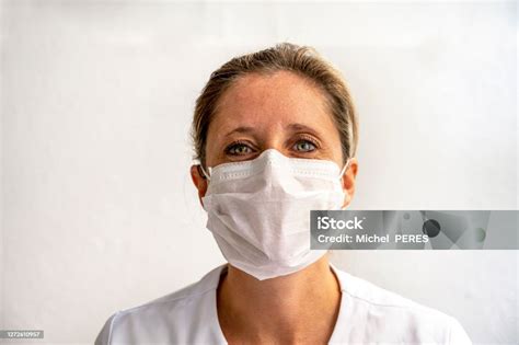 수술 용 마스크를 착용한 지친 간호사의 초상화 남자 간호사에 대한 스톡 사진 및 기타 이미지 남자 간호사 프랑스 40 44세 Istock