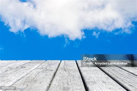 Mockupgray 나무 테이블 해변 여름 풍경 벽지 Bacground 모형 프로모션 제품에 넓은 식사 보드에 대한 여름 배경 개념의 극적인 흐린 하늘에 외부 공간을