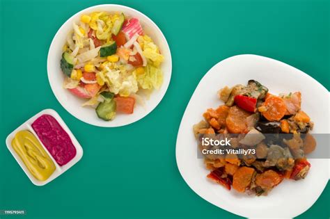 흰색 접시에 야채 스튜 색깔의 배경에 야채를 조림 채식 음식 0명에 대한 스톡 사진 및 기타 이미지 0명 건강한 식생활 고기 Istock