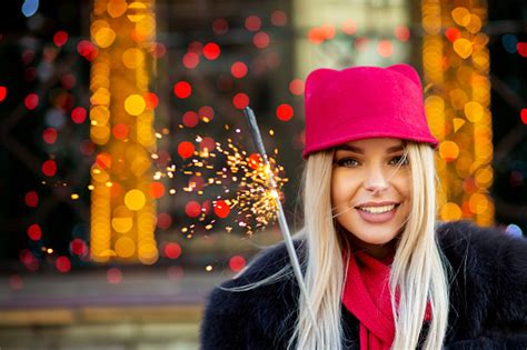 보케 배경에서 스파클러와 함께 크리스마스를 축하하는 미소 짓는 금발 모델 텍스트 공간 20 24세에 대한 스톡 사진 및 기타 이미지 20 24세 감정 거리 Istock