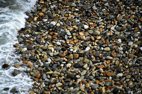 물이 많은 해변 바위와 자갈의 클로즈업 이미지와 자연스러운 질감과 그림자가 있는 자갈 0명에 대한 스톡 사진 및 기타 이미지 0명 거친 그림자 Istock