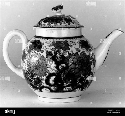 lowestoft porcelain manufactory teapot and cover 18th century soft