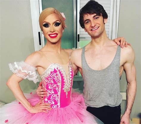 Chase Johnsey Luomo Che Danza Da Ballerina Con Le Ballerine Roba Da Donne