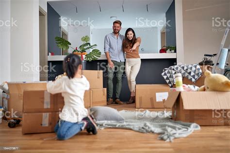 가족 어머니 아버지와 소녀는 새 아파트로 이동하고 상자를 풀기 새 집으로 이사에 대한 스톡 사진 및 기타 이미지 새 집으로 이사 열쇠 20 29세 Istock