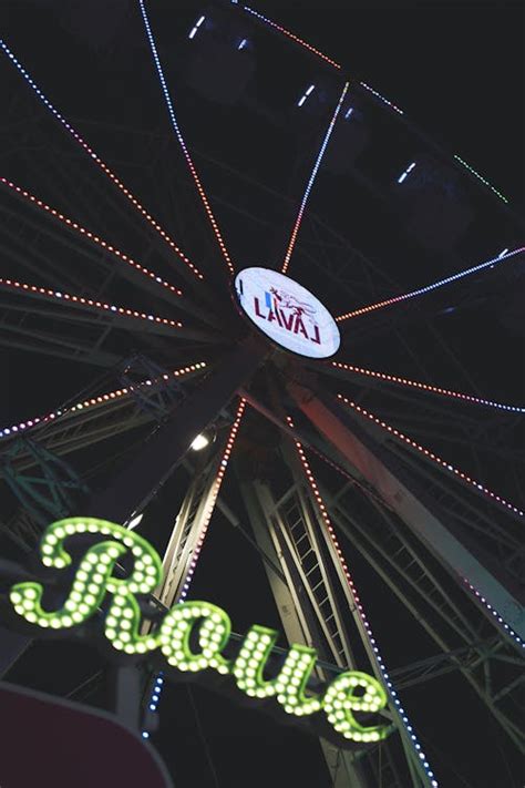 강가 관광 관람차 놀이공원 밤 불이 켜진 수직 쐈어 엔터테인먼트 재미 카니발에 관한 무료 스톡 사진