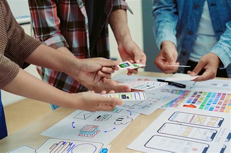 크리에이티브 웹 팀 휴대폰용 그래픽 디자이너 계획 휴대폰 애플리케이션용 드로잉 웹 사이트 Ux Ui 앱 및 개발 템플릿 레이아웃 프로토타입 와이어프레임 개발 프로세스 3