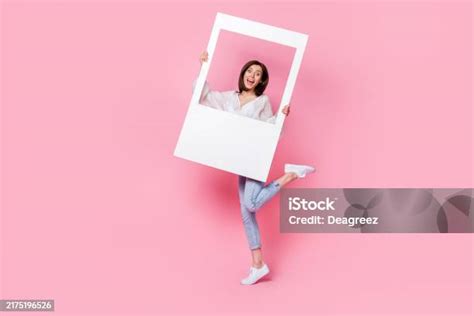 전체 길이 사진 긍정적 인 예쁜 아가씨 손 잡기 흰 종이 이미지 테두리 좋은 분위기 스탠드 빈 공간 고립 된 핑크 색상 배경 20 24세에 대한 스톡 사진 및 기타 이미지