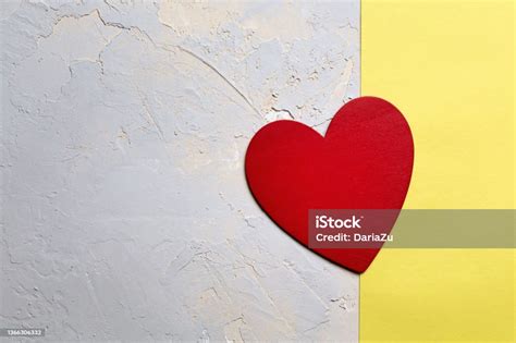 2021 년의 궁극적 인 회색과 조명 노란색 색상의 세인트 발렌타인 데이 미니멀 인사말 카드 개념에 대한 스톡 사진 및 기타 이미지 Istock