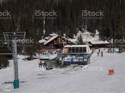 타오스 리프트 4 뉴멕시코 스키 리조트 기지의 스키어와 스노우보더 뉴멕시코에 대한 스톡 사진 및 기타 이미지 뉴멕시코 스키