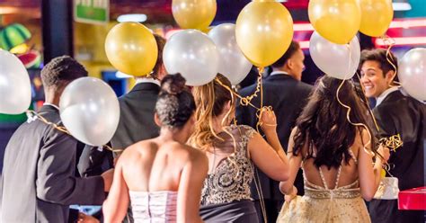 Prom Ready How To Help Your Teen Find The Perfect Js Prom Outfit