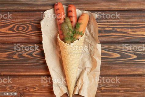 어두운 나무 배경에 와플 아이스크림 컵에 피클과 딜 튀긴 소시지 샌드위치 음식에 대한 스톡 사진 및 기타 이미지 샌드위치 음식 아이스크림 와플 Istock