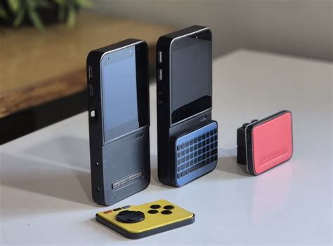 mecha comet is a modular linux handheld coming soon to kickstarter for