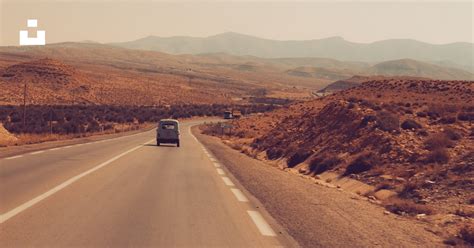 사막에서 길을 달리는 트럭 사진 Unsplash의 무료 자연 배경 이미지