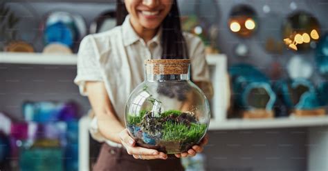 카메라 앞에서 닫힌 둥근 유리 항아리 식물 테라리움을 들고 콘로우를 가진 여성의 자른 사진 사진 Unsplash의 테라리움 이미지