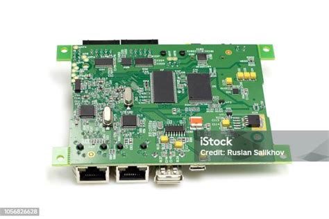 แผงวงจรพิมพ์อิเล็กทรอนิกส์ที่มีชิปและส่วนประกอบอื่น ๆ สีเขียว ด้านหลัง แยกบนพื้นหลังสี ภาพสต็อก