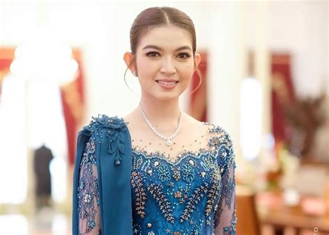 4 Potret Cantik Selvi Ananda Pakai Kebaya Biru Kalung Mutiaranya Bikin Salfok Okezone Women