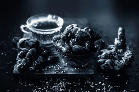 투명한 유리 컵에 차를 넣고 회향 씨앗 계피 스틱 생강을 잘 섞어 차에 넣습니다 투명 유리 컵에 날짜 차의 수평 우물 조명 0명에 대한 스톡 사진 및 기타 이미지 Istock