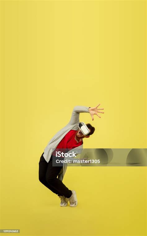 노란 스튜디오 배경에 고립 된 몸짓을 하는 젊은 성공적인 하이 점프 남자의 전체 길이 초상화 20 24세에 대한 스톡 사진 및 기타 이미지 Istock