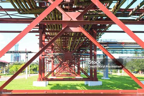 빨간 금속 구조 파이프 휠 지원 파이프라인 대형 빔 더미 및 석유 정제 석유 화학 화학 산업 공장 기업에 보강재가 대 0명에 대한 스톡 사진 및 기타 이미지 Istock