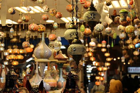 전통적인 밝은 장식 교수형 터키 램프 및 바 자 터키 이스탄불에서에서 생생한 색상으로 화려한 조명 0명에 대한 스톡 사진 및 기타 이미지 Istock