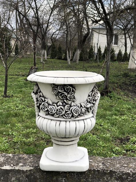 Садова скульптура ваза декорована трояндами для квітів для саду ручної роботи Id 2205803943