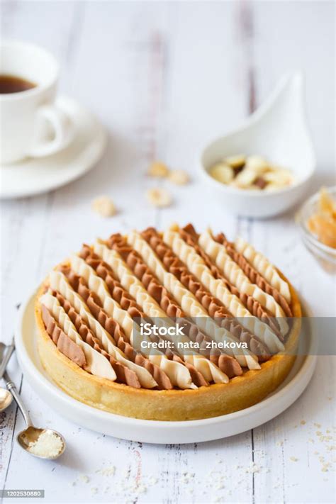 맛있고 다채로운 디저트 소금에 절인 캐러멜 타르트 레몬 커드 타르트 페이스트리 셰프가 만든 체리 크림 초콜릿 타르트 0명에 대한