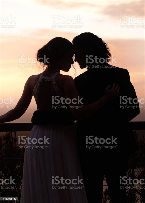 결혼식 커플 및 신부와 신랑의 실루엣은 결혼 예식과 낭만적 인 축하 후에 밖에 있습니다 사랑 로맨스 및 결혼 야외 함께 남자와 여자와의 관계 커플에 대한 스톡 사진 및 기타