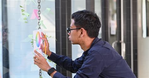 옆모습 창조적 인 남자는 사무실의 유리 벽에 스티커 메모를 읽고 있습니다 사진 Unsplash의 태국 이미지