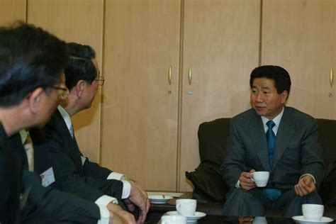 [노무현사료관] [mbc 100분 토론에 출연하기 전 관계자들과 환담을 나누는 노무현 대통령]