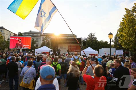 포토 독일 선거 유세장에 등장한 우크라·이스라엘 국기 뉴스1