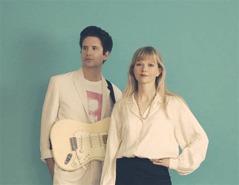 Le Groupe De Dream Pop Still Corners Sur La Scène Du Quai M
