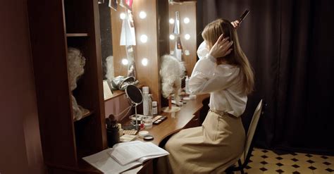 Ootd 거울 거울 조명 극장 대본 드레싱 미러 머리 머리 빗는 솔 메이크업 메이크업 제품 모델 무대 공연 무대 공예 무대 뒤에서 미용 도구 반사