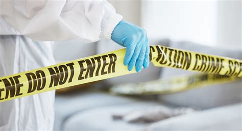 법의학 범죄 현장 및 수사관이 수사 연구 또는 안전을 위해 사내 라운지에 손을 대고 있는 테이프 의료 과학 및 증거와 검사 경찰