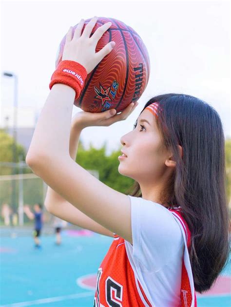 就爱运动派 穿上篮球服内搭白色棉t 轻松成为球场闪光点