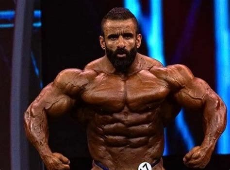 پسر روی دست پدر زد؛ فیگور حرفه‌ای پسر هادی چوپان عکس