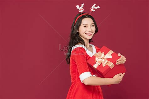 Sweet Girl Sex Giving Gift Box On Christmas Day Picture And Hd Photos Free Download On Lovepik