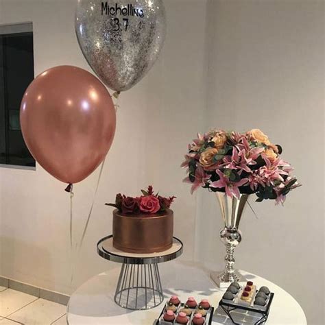 تزیین میز تولد ساده و شیک با گل و شمع تزیین میز تولد مردانه