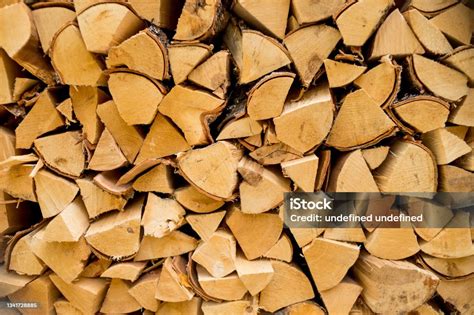 벽난로와 보일러를 위해 준비 된 쌓인 삼각형 장작 더미 자작 나무 배경 0명에 대한 스톡 사진 및 기타 이미지 0명 갈색 거친 Istock