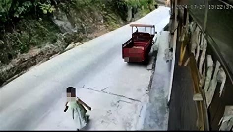 贵州一九岁女孩在家门口失踪，电话手表定位在高速，家属回应：人已经找到，衣服上有血 监控 家人 视频