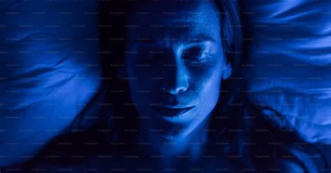 밤에 침대에서 자고 있는 여자의 클로즈업 사진 Unsplash의 쿠션 이미지