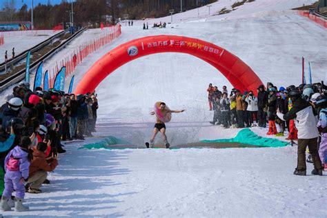 Athletes Brave The Cold At Third Naked Pig Skiing Festival Chinadaily Cn