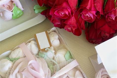 선물 상자에 수제 마시멜로 다른 모양의 제퍼 고전과 꽃의 형태로 인근에는 장미 꽃다발이 있습니다 흰색 표면에 놓여 있습니다 고풍스런에 대한 스톡 사진 및 기타 이미지