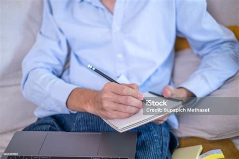 전문 사업가 사람 노트북 서류에 손 펜 쓰기 노트북 실내 책상 직장 집 성인 기업가 비즈니스 사무실 남자 남성 메모 작업 컴퓨터 인터넷 기술 30 34세에 대한 스톡 사진