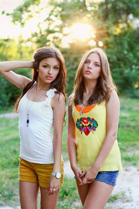 Deux Belles Filles Caucasiennes Image Stock Image Du Bonheur Mode