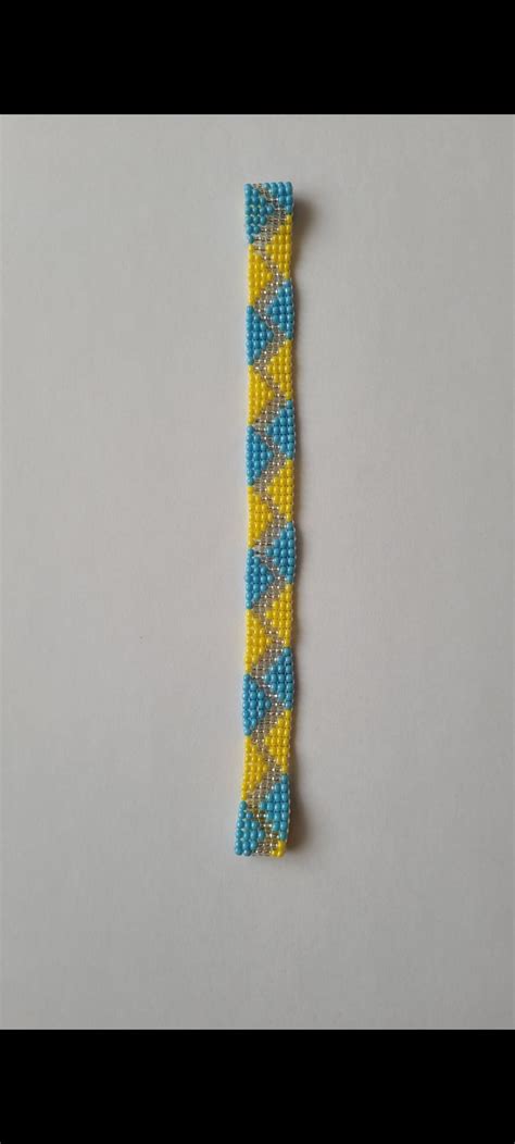 Жовто блакитний браслет із бісеру