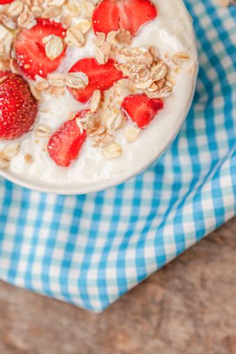 요구르트 한 컵에는 파란 숟가락 수건에 신선한 딸기와 귀리 그 라 놀라 흩어져 오트밀과 딸기 나무 배경 개념 건강 하 고 건강 한 아침 식사 0명에 대한 스톡 사진 및 기타