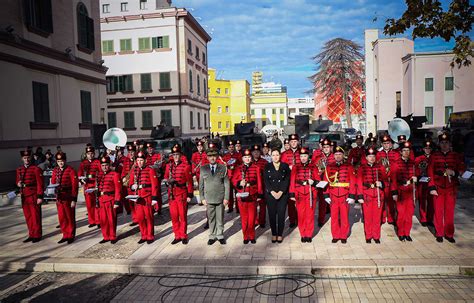 Festa E Fa Në Pedonale Ja Uniformat E Reja Të Bandës Së Ushtrisë
