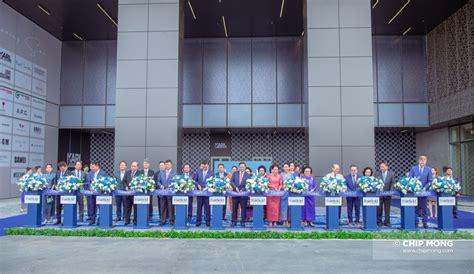 ឥស្សរជន និងអ្នកឧកញ៉ារូបណាខ្លះកាន់កន្ត្រៃកាត់ខ្សែបូរសម្ពោធសណ្ឋាគារថ្មីរបស់ក្រុមហ៊ុនយក្ស ជីបម៉ុង